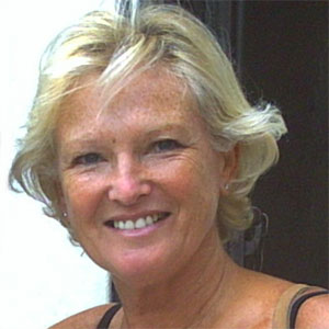 Lyn Paul website: Photos - Outside the Phoenix Theatre